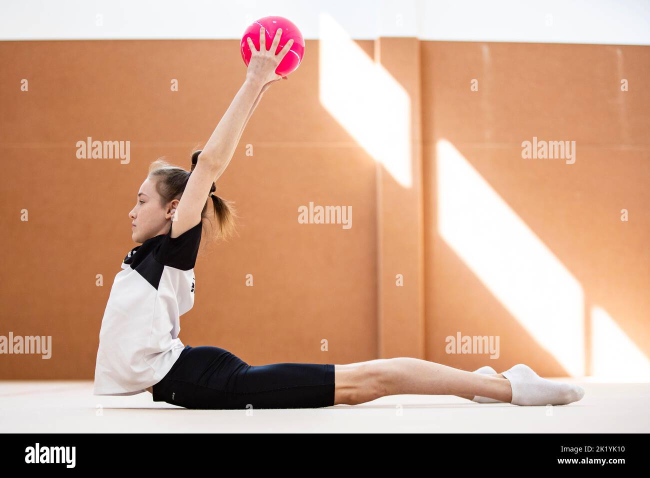 2022 rhythmic gymnastics hi-res stock photography and images - Alamy