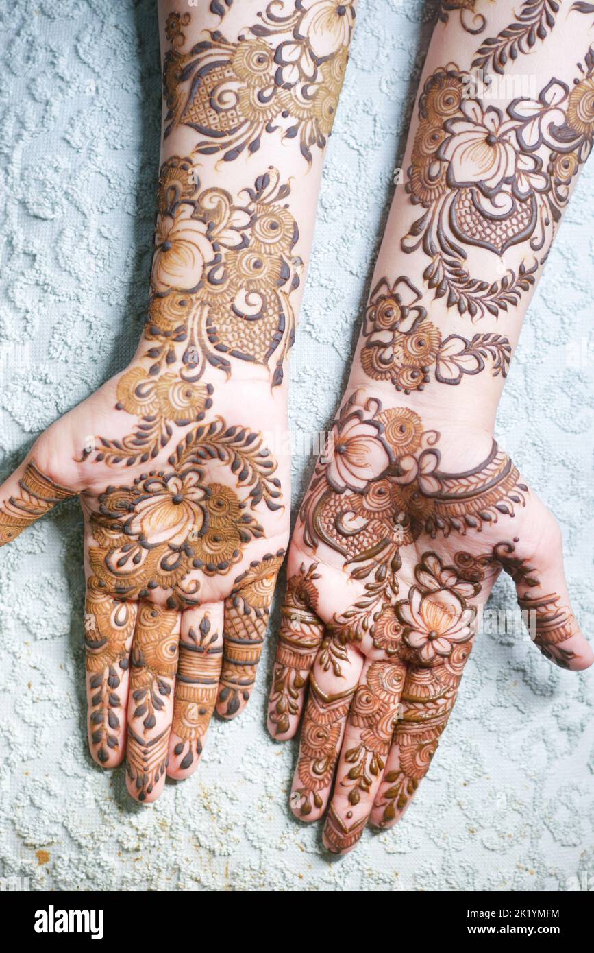 women applying henna on hand Stock Photo - Alamy