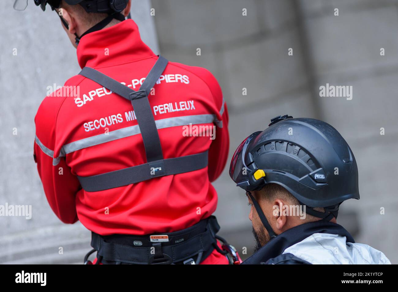 French firemen specialised in hazardous environment | Pompiers francais ...