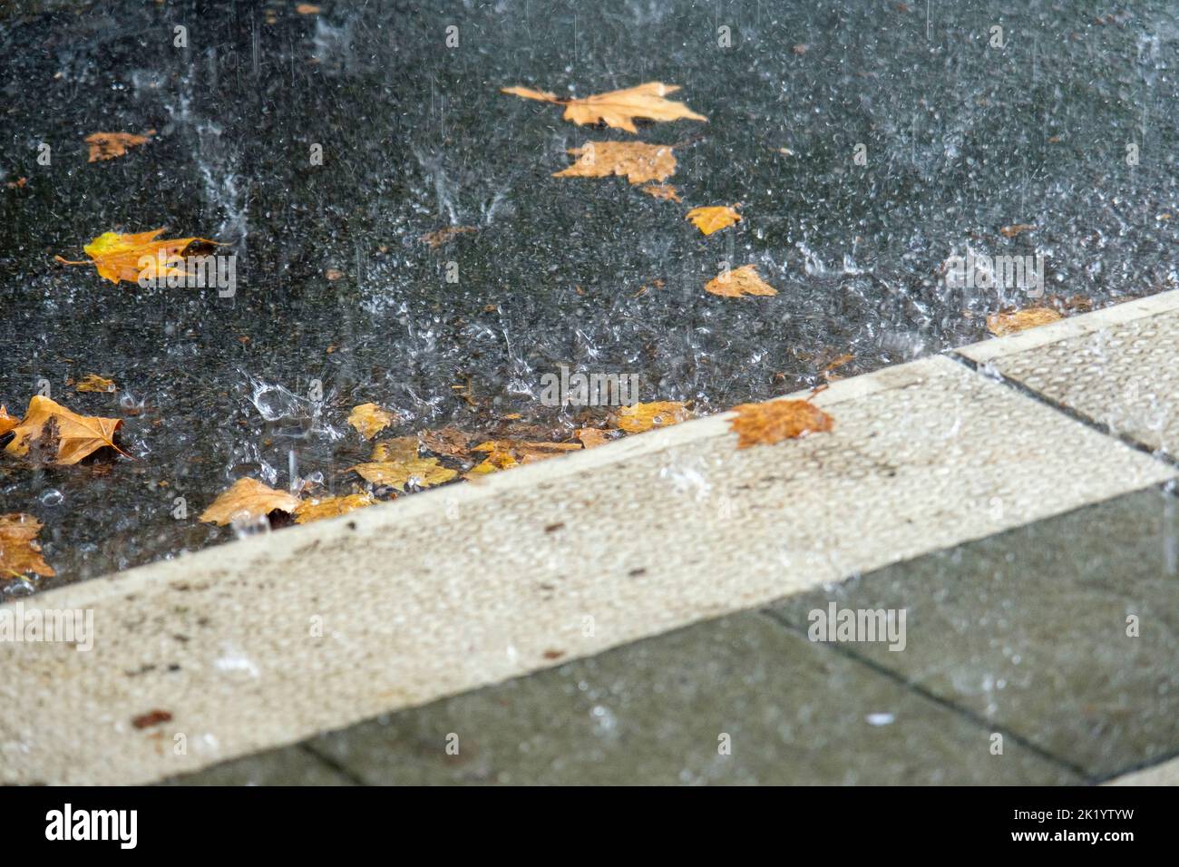 Heavy rain in the streets and along the sidewalk | Fortes pluies dans ...