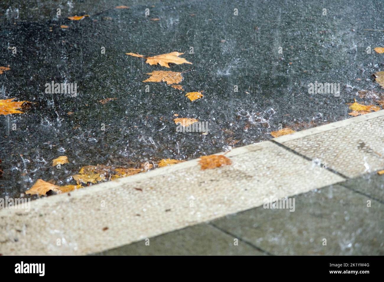 Heavy rain in the streets and along the sidewalk | Fortes pluies dans ...