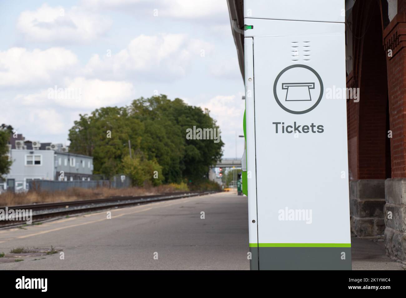 Platform ticket machine hi-res stock photography and images - Alamy