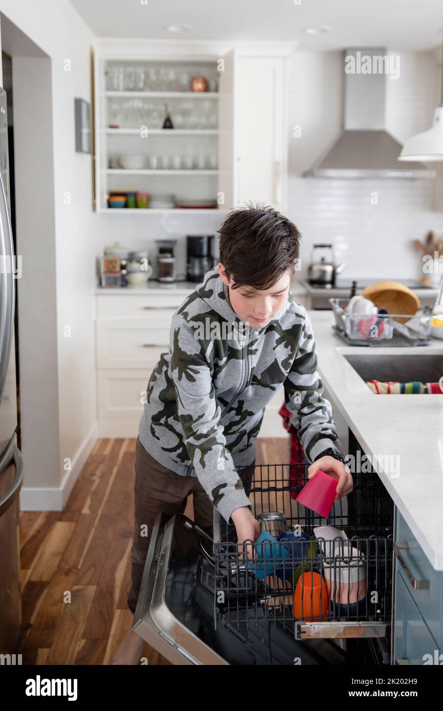 Kitchen assist hi-res stock photography and images - Alamy