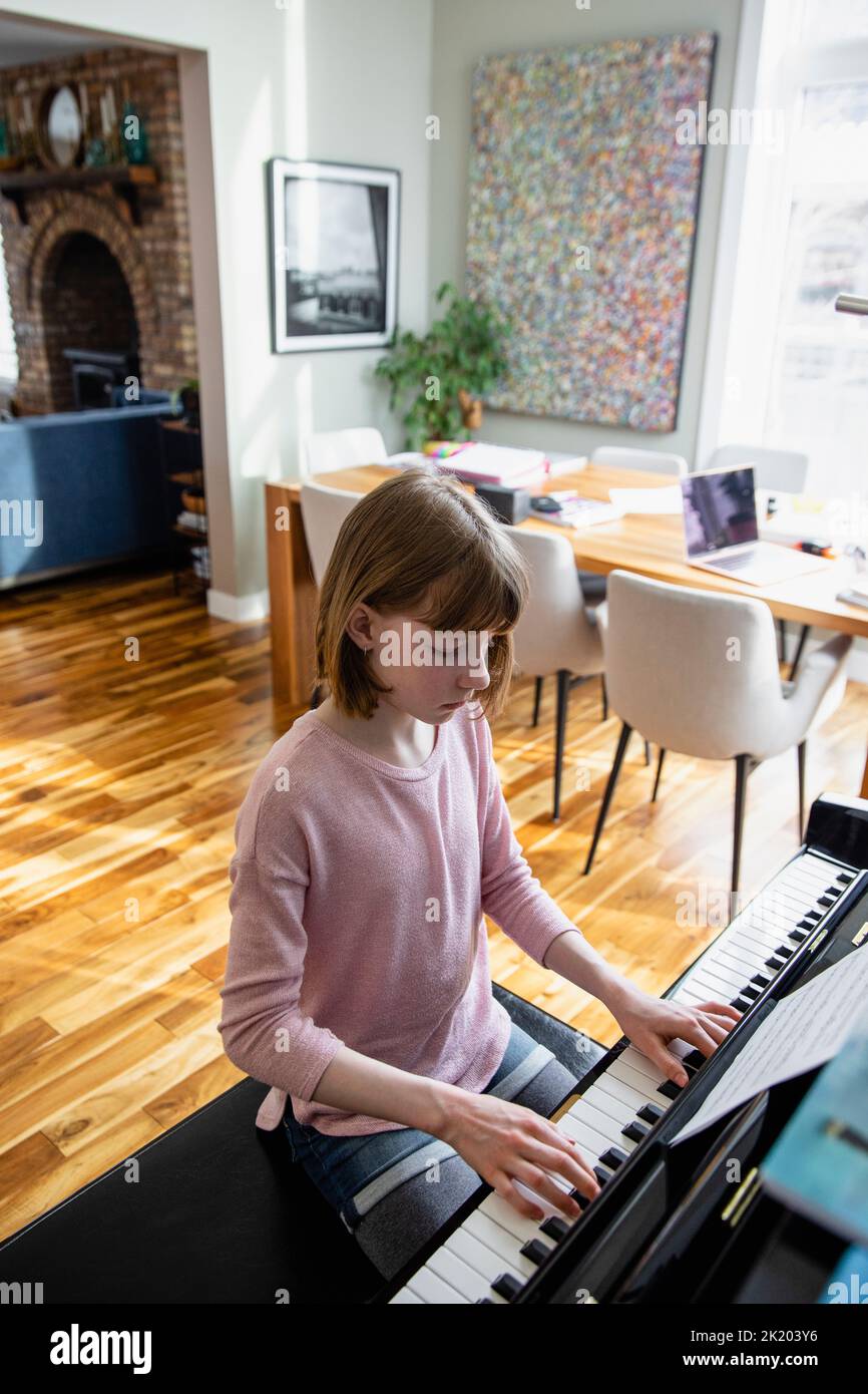 Piano girl not children hi-res stock photography and images - Alamy