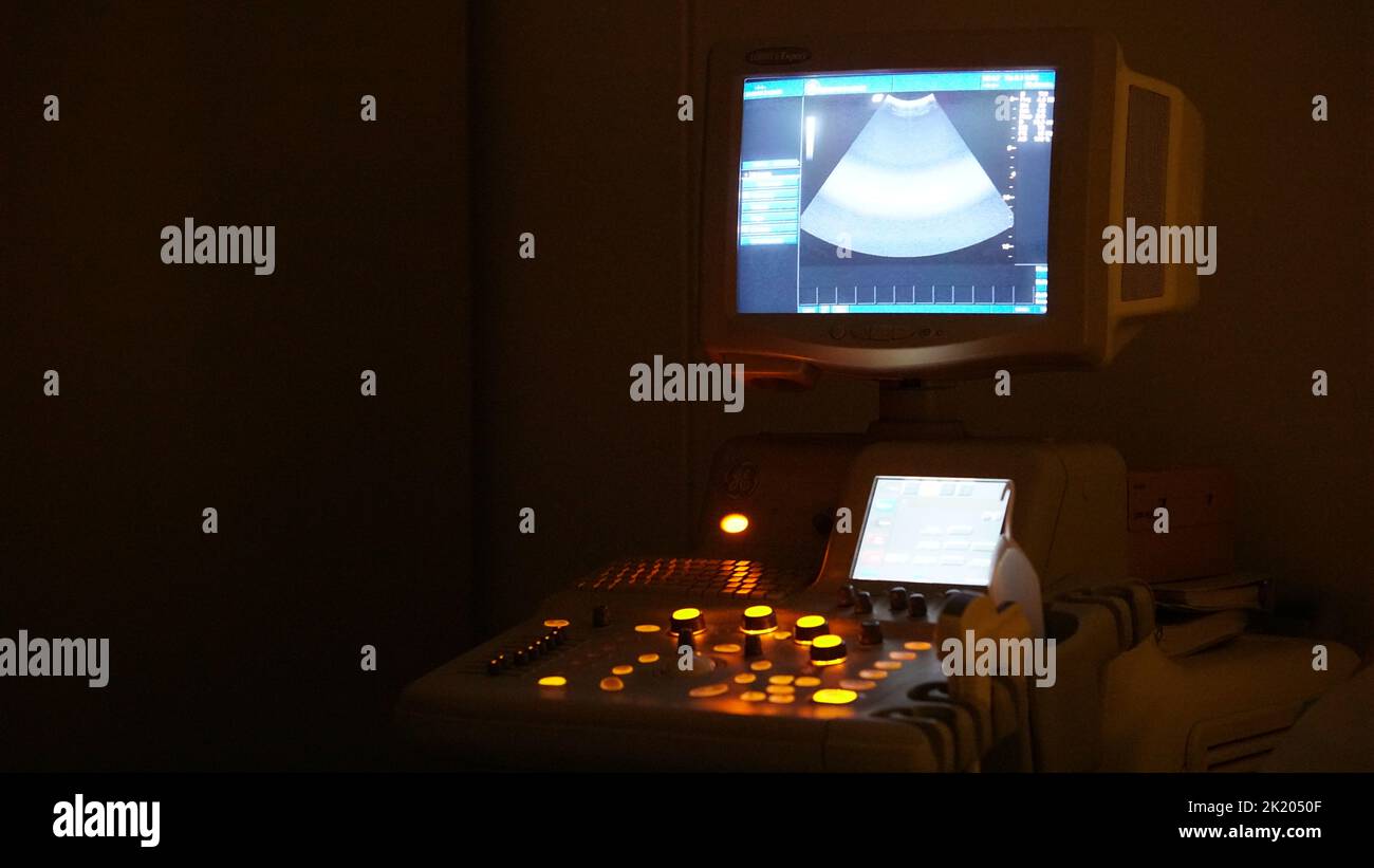 An older ultrasound machine in a dark room Stock Photo - Alamy