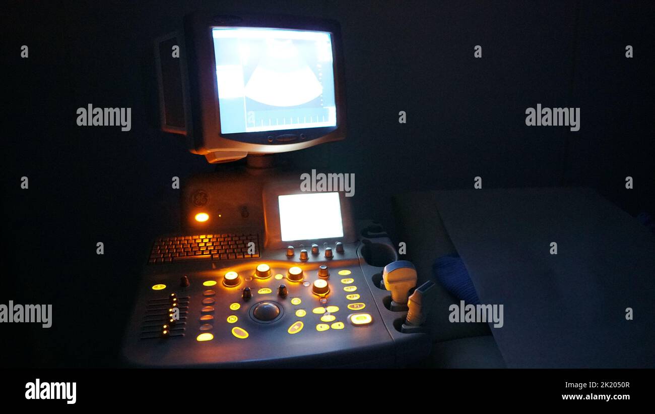 An older ultrasound machine in a dark room Stock Photo - Alamy