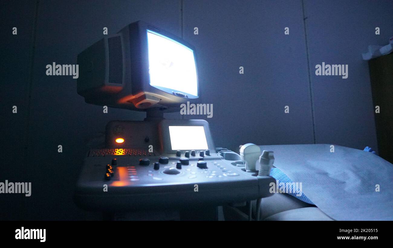 An older ultrasound machine in a dark room Stock Photo - Alamy
