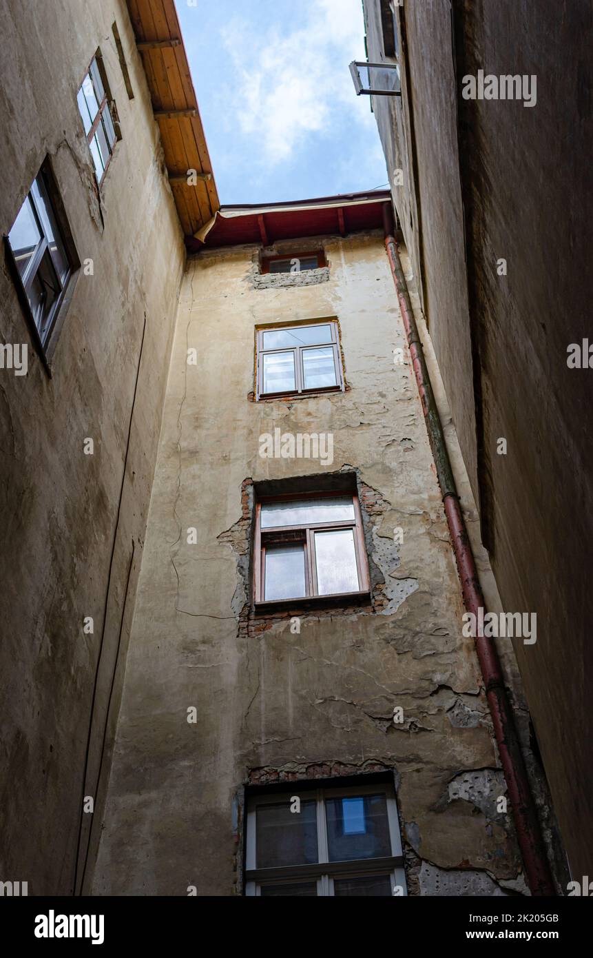Old hungarian apartment building hi-res stock photography and images ...