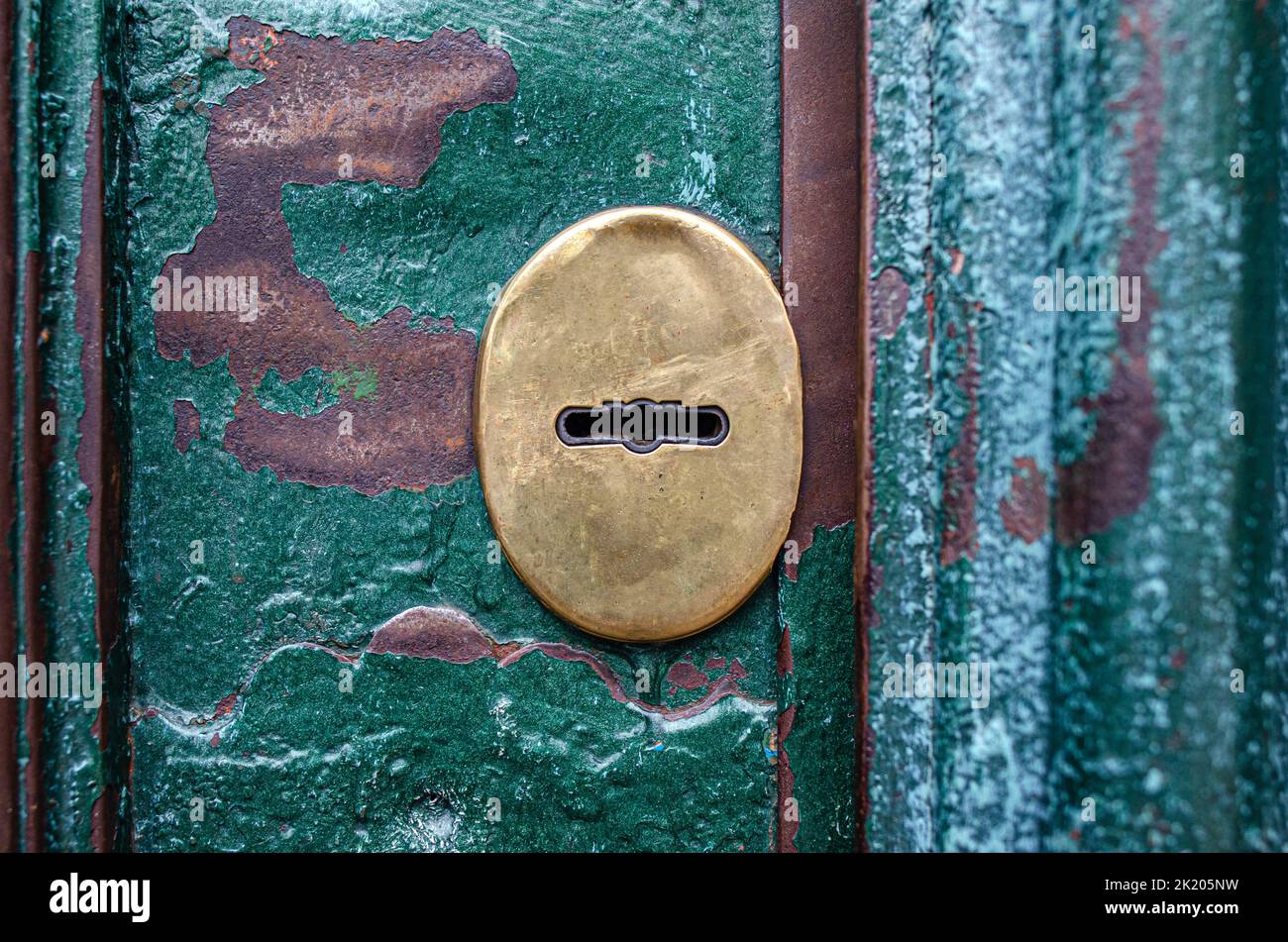 Old fashioned key keyhole hi-res stock photography and images - Alamy