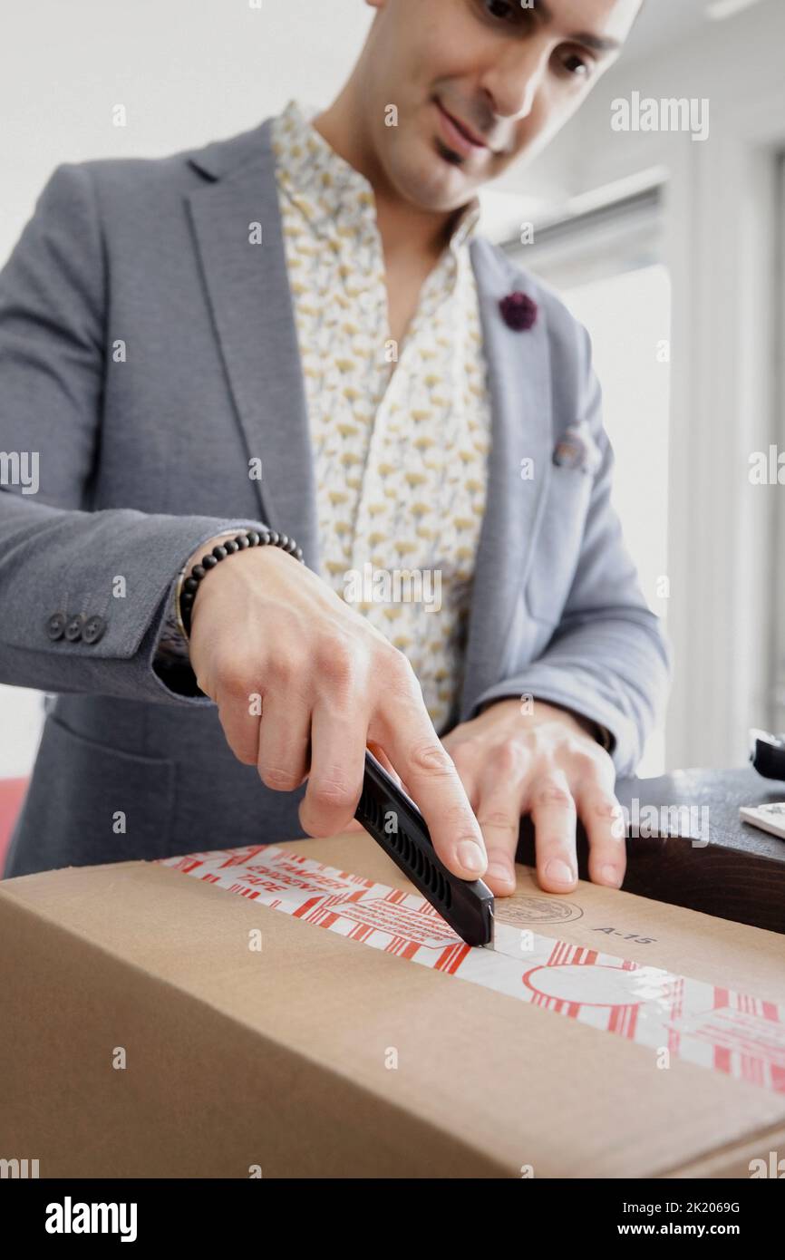 Delivery man parcel hi-res stock photography and images - Alamy