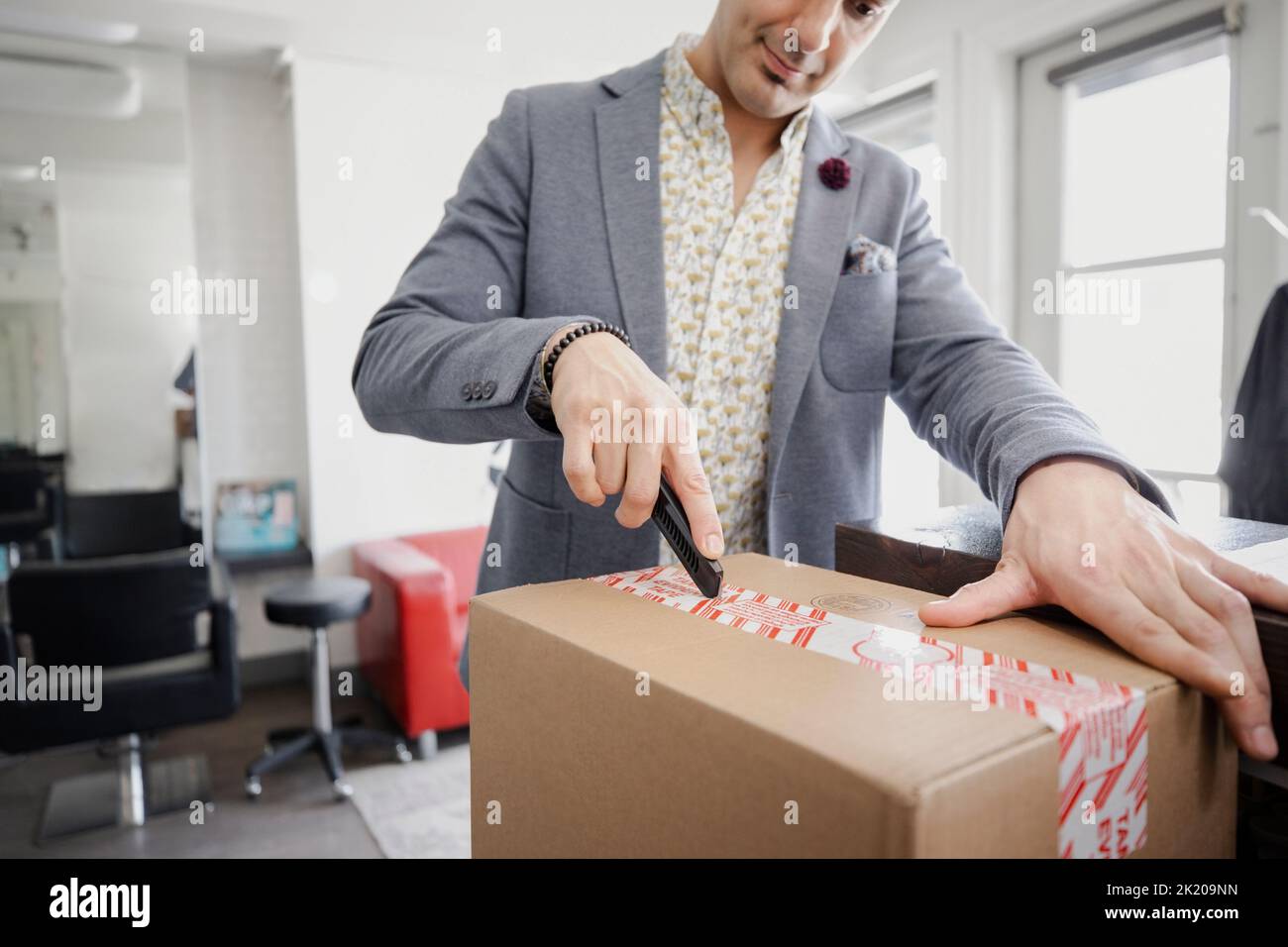 Parcel delivery man hi-res stock photography and images - Alamy
