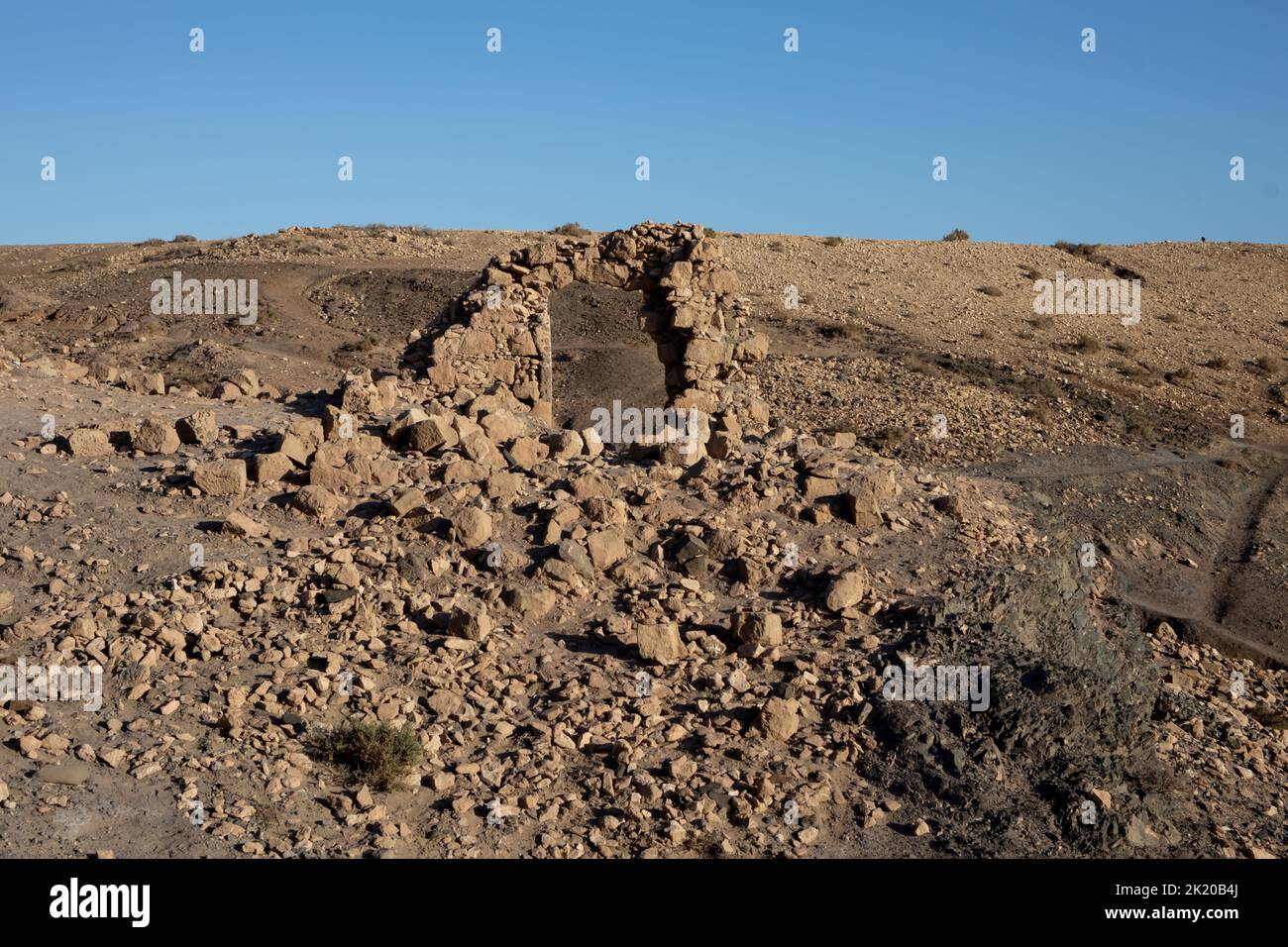 Ruins desert ancient rocks sand hi-res stock photography and images - Alamy