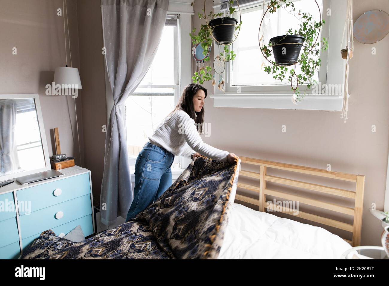 Bed making bed hi-res stock photography and images - Alamy