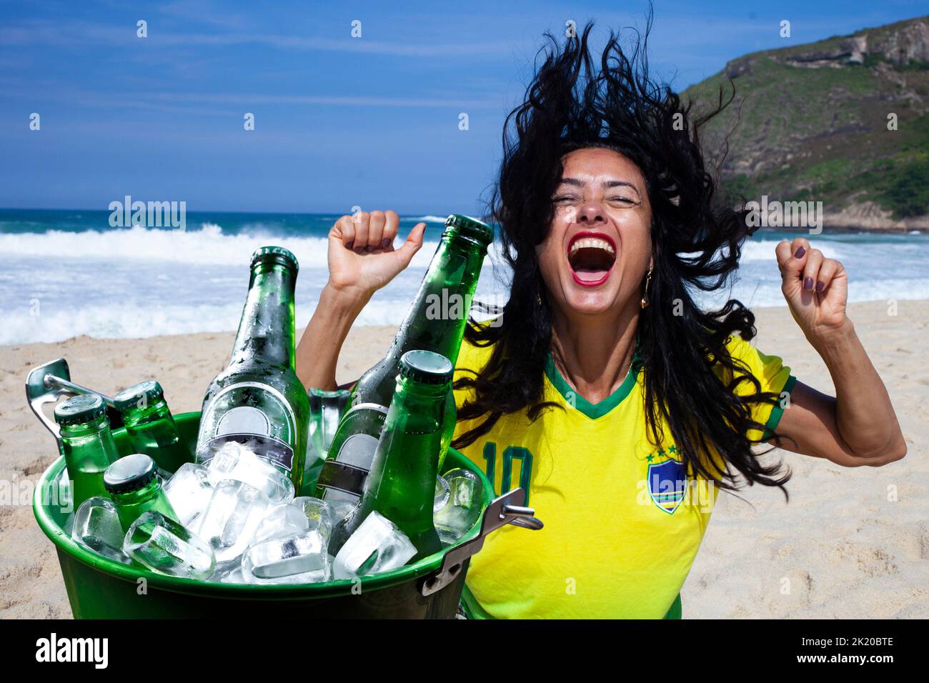 Drinking smiling crowd sport hi-res stock photography and images - Alamy