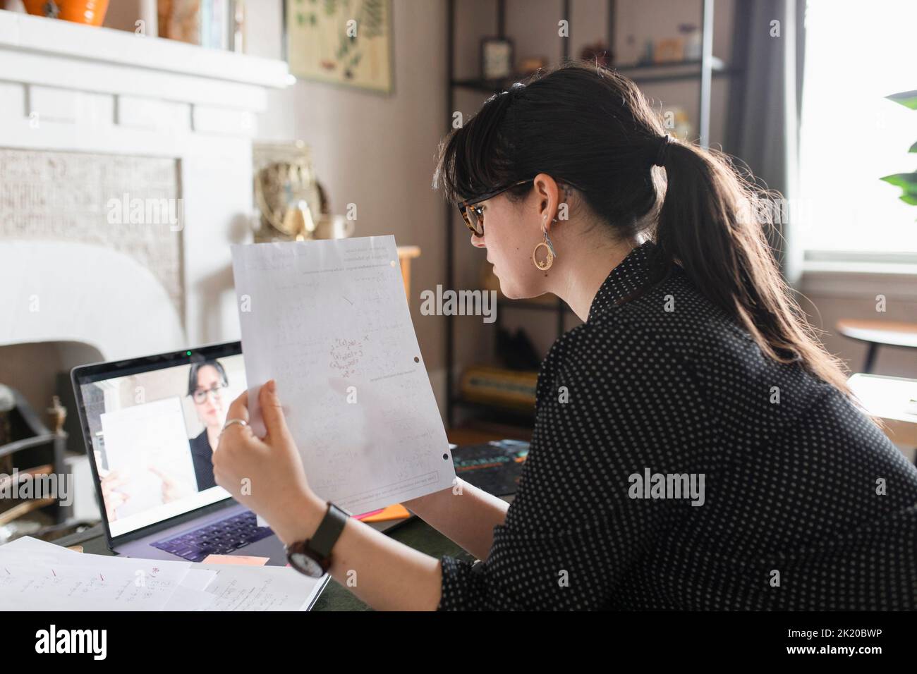 Online tutorial hi-res stock photography and images - Alamy