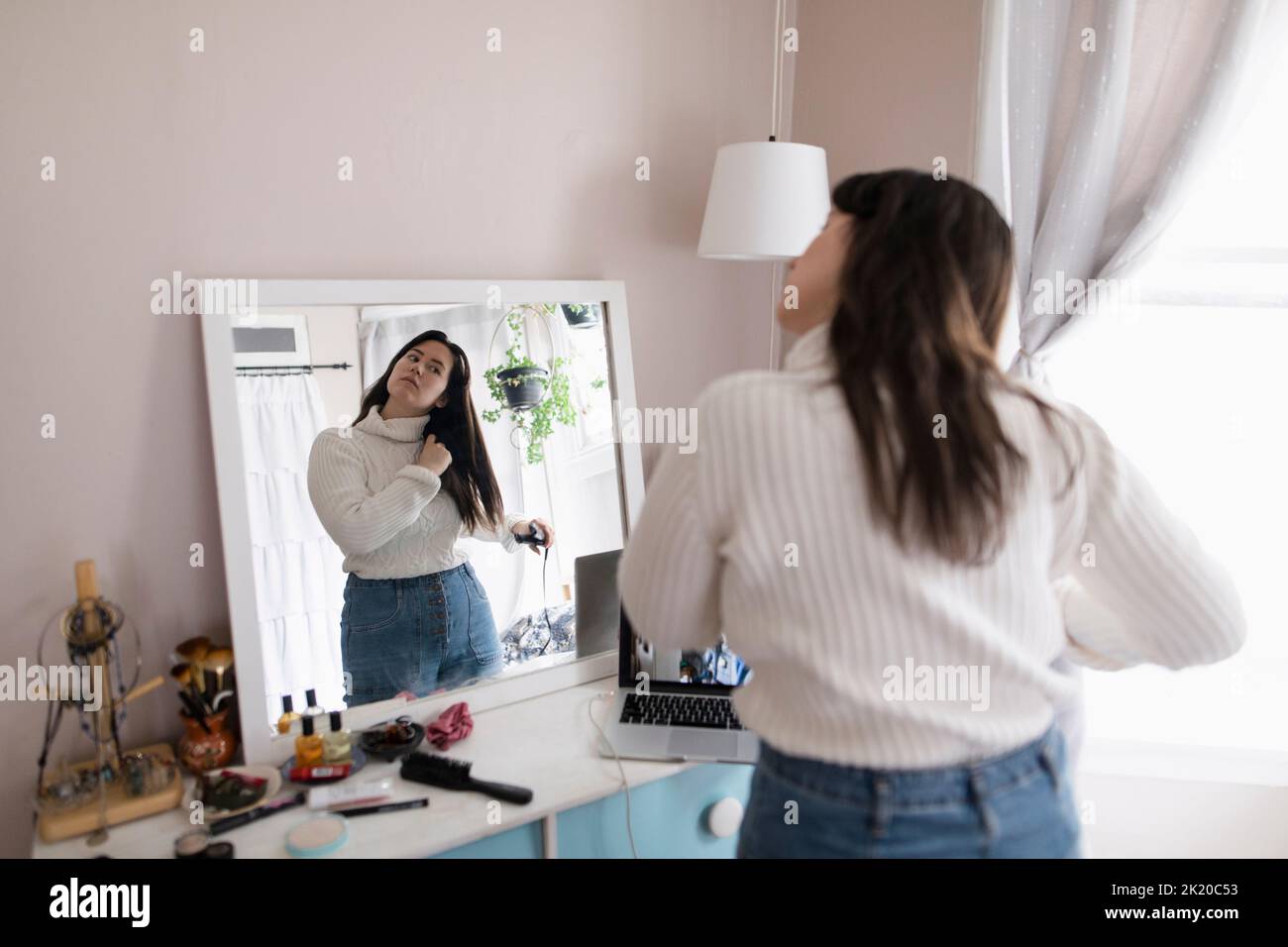 Doing hair hi-res stock photography and images - Alamy