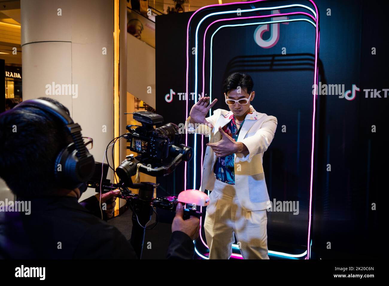 Bangkok, Thailand. 21st Sep, 2022. A Thai TikTok influencer makes a ...