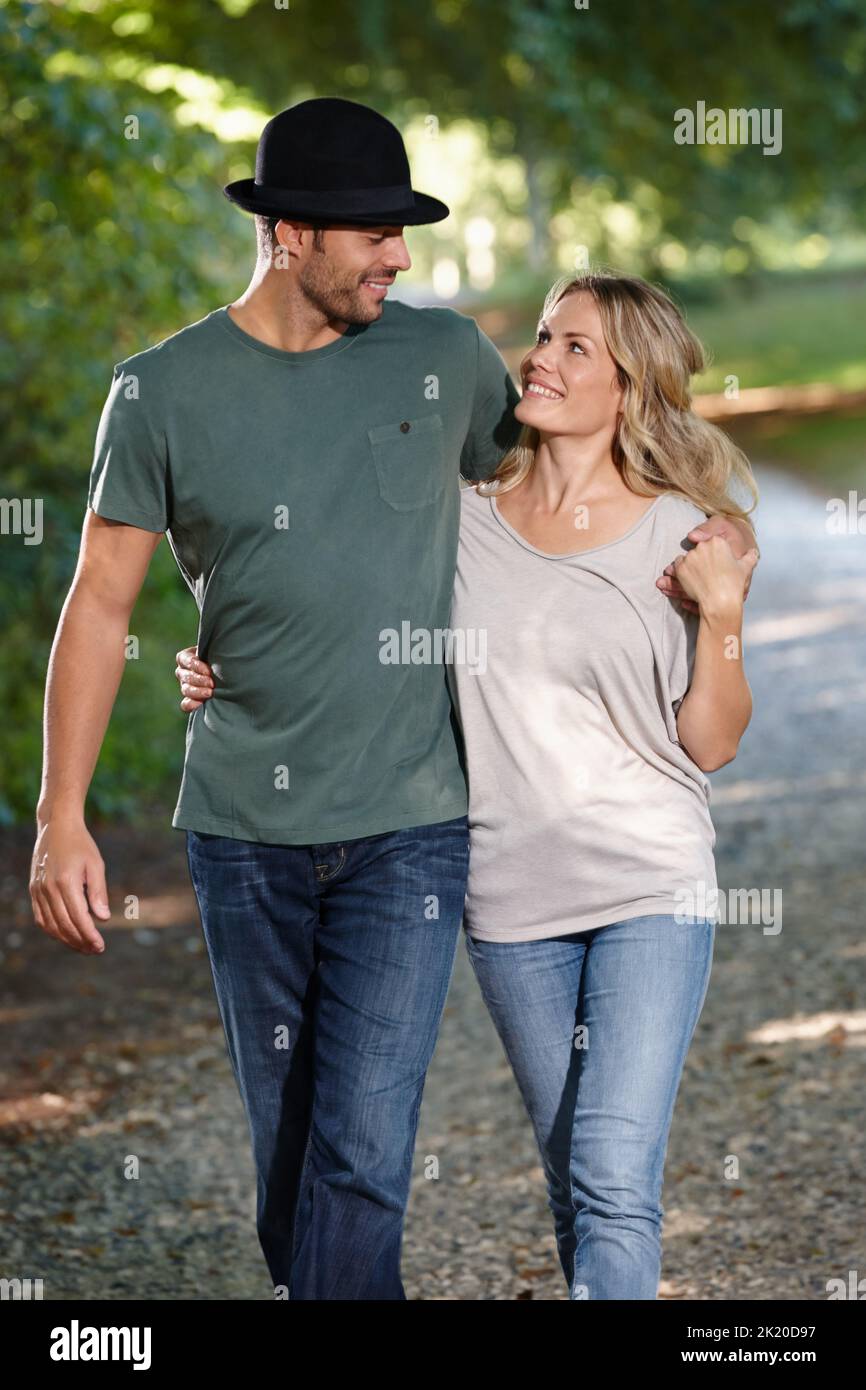 Two young women walking arm hi-res stock photography and images - Alamy