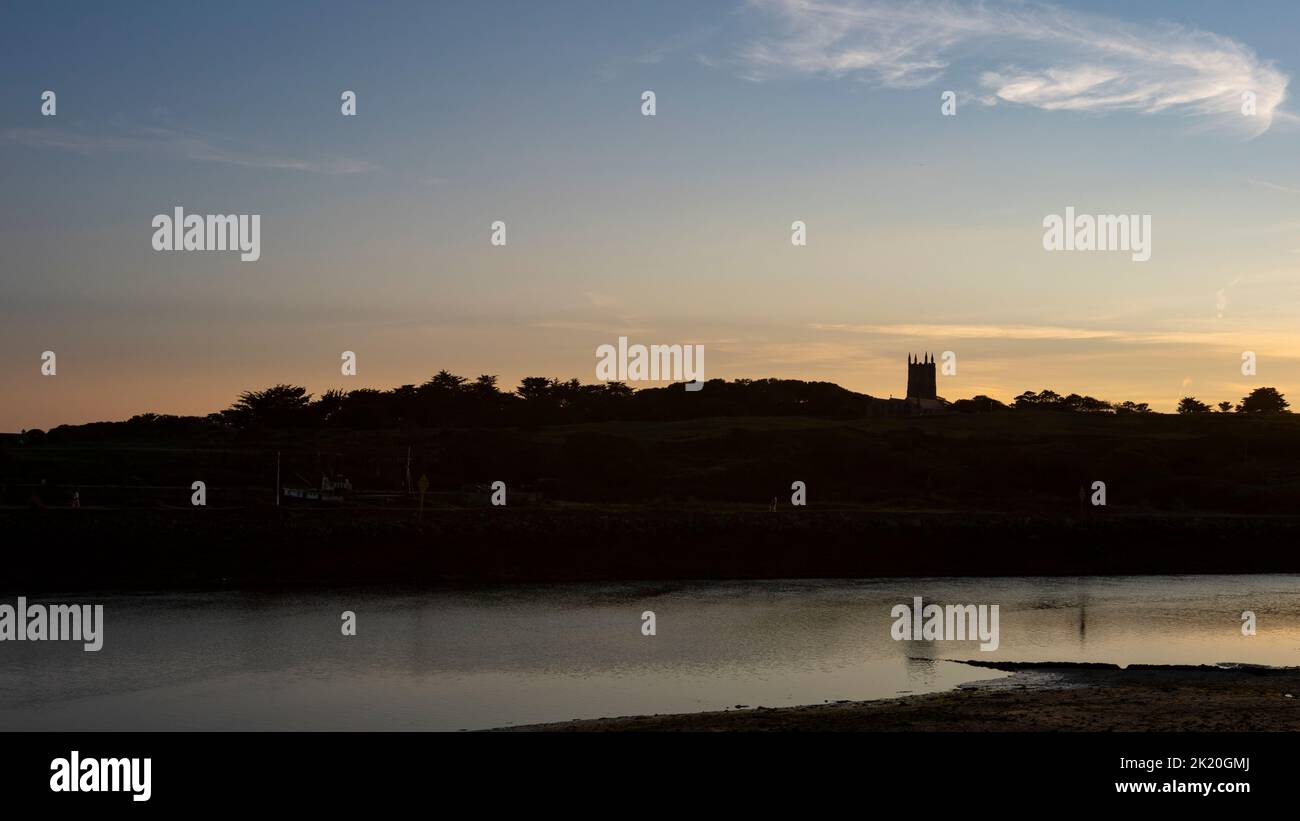 SUNSET HAYLE ESTUARY NORTH QUAY LOOKING ACROOS TO LELANT CHURCH Stock ...