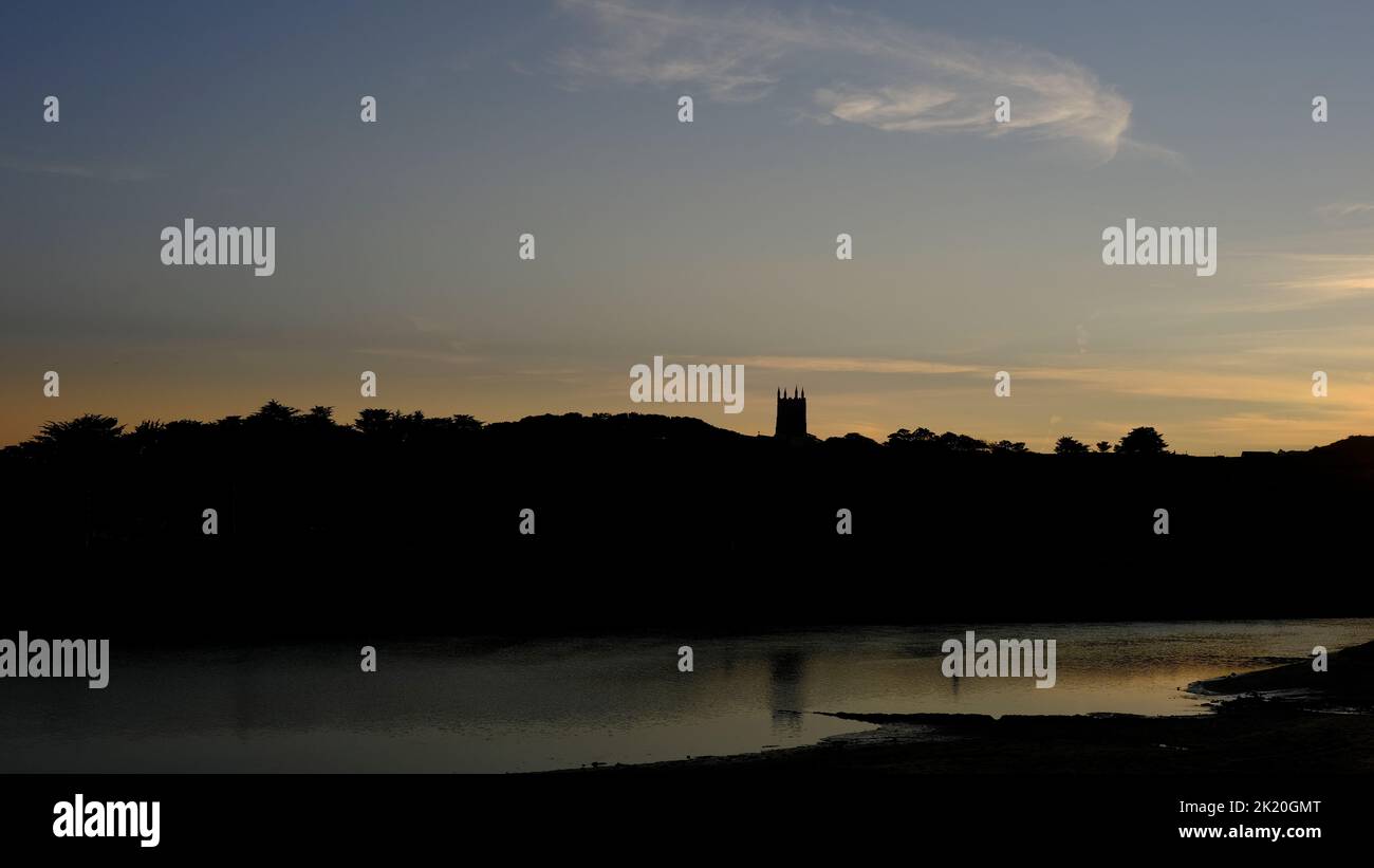 SUNSET HAYLE ESTUARY NORTH QUAY LOOKING ACROOS TO LELANT CHURCH Stock ...