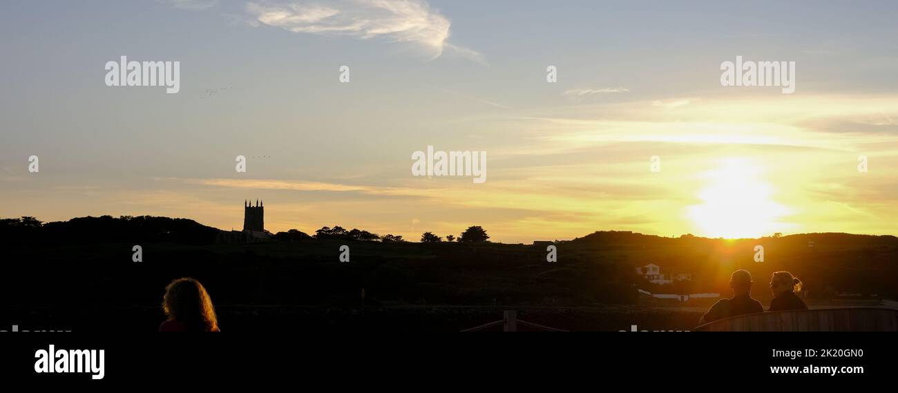 SUNSET HAYLE ESTUARY NORTH QUAY LOOKING ACROOS TO LELANT CHURCH Stock ...