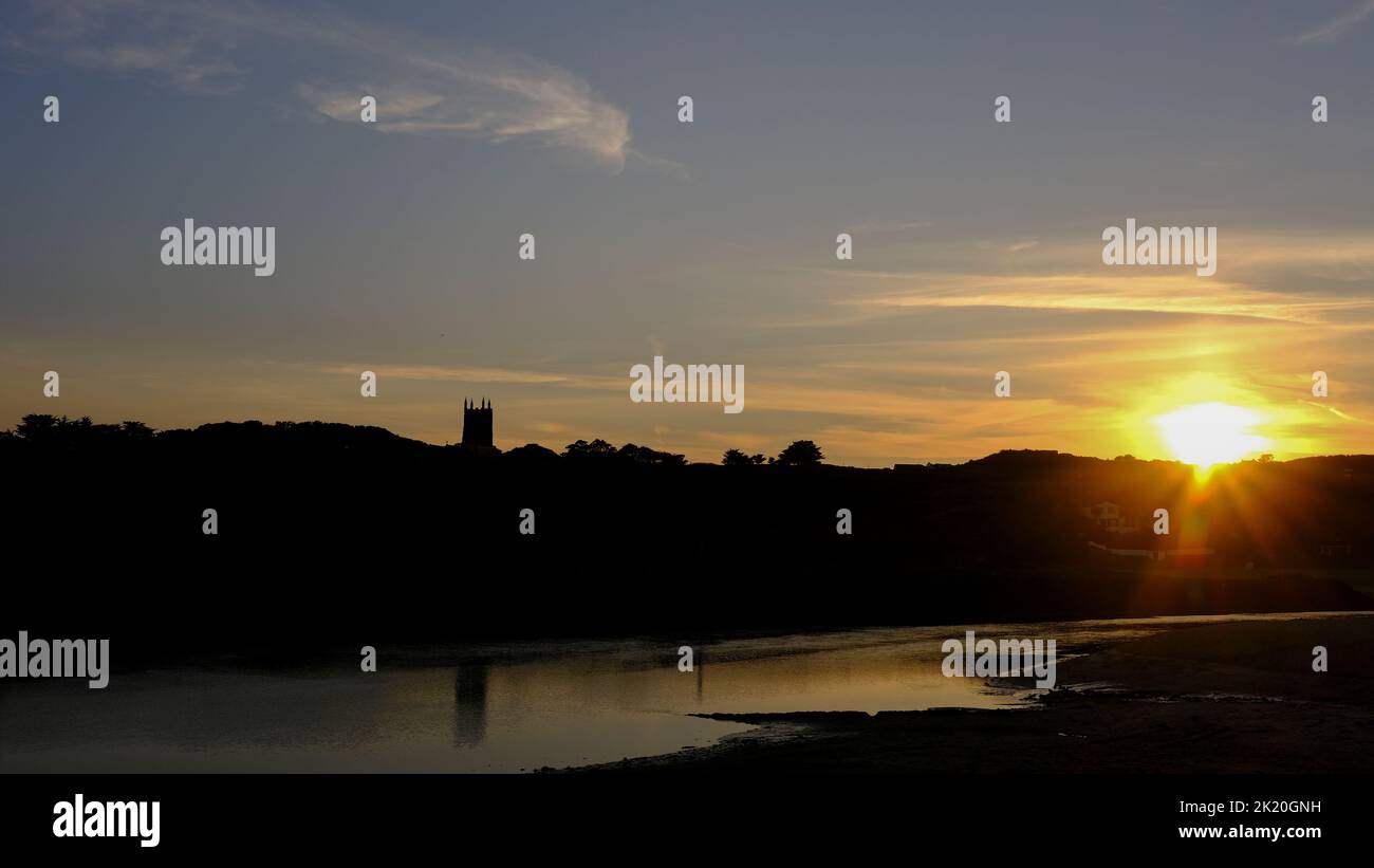 SUNSET HAYLE ESTUARY NORTH QUAY LOOKING ACROOS TO LELANT CHURCH Stock ...