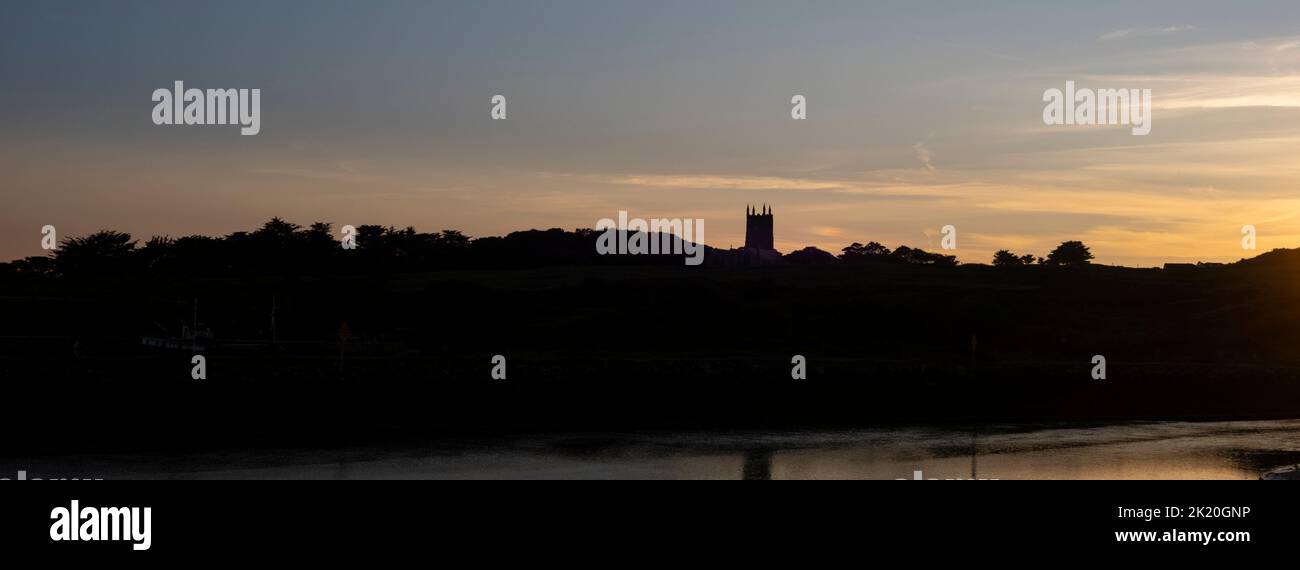 SUNSET HAYLE ESTUARY NORTH QUAY LOOKING ACROOS TO LELANT CHURCH Stock ...