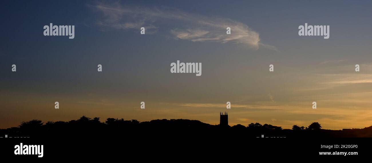 SUNSET HAYLE ESTUARY NORTH QUAY LOOKING ACROOS TO LELANT CHURCH Stock ...