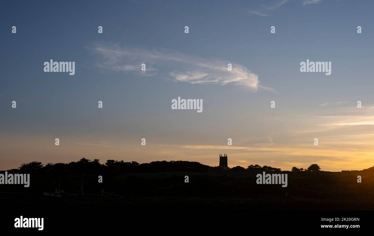 SUNSET HAYLE ESTUARY NORTH QUAY LOOKING ACROOS TO LELANT CHURCH Stock ...