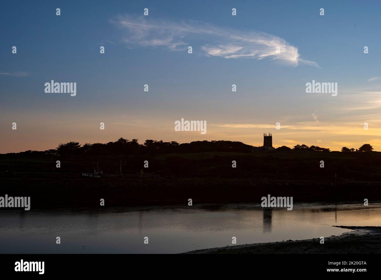 SUNSET HAYLE ESTUARY NORTH QUAY LOOKING ACROOS TO LELANT CHURCH Stock ...