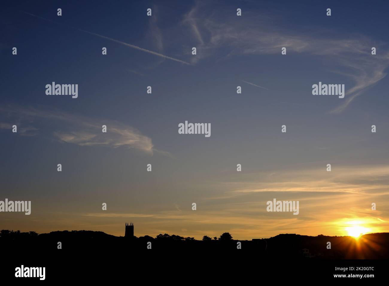 SUNSET HAYLE ESTUARY NORTH QUAY LOOKING ACROOS TO LELANT CHURCH Stock ...