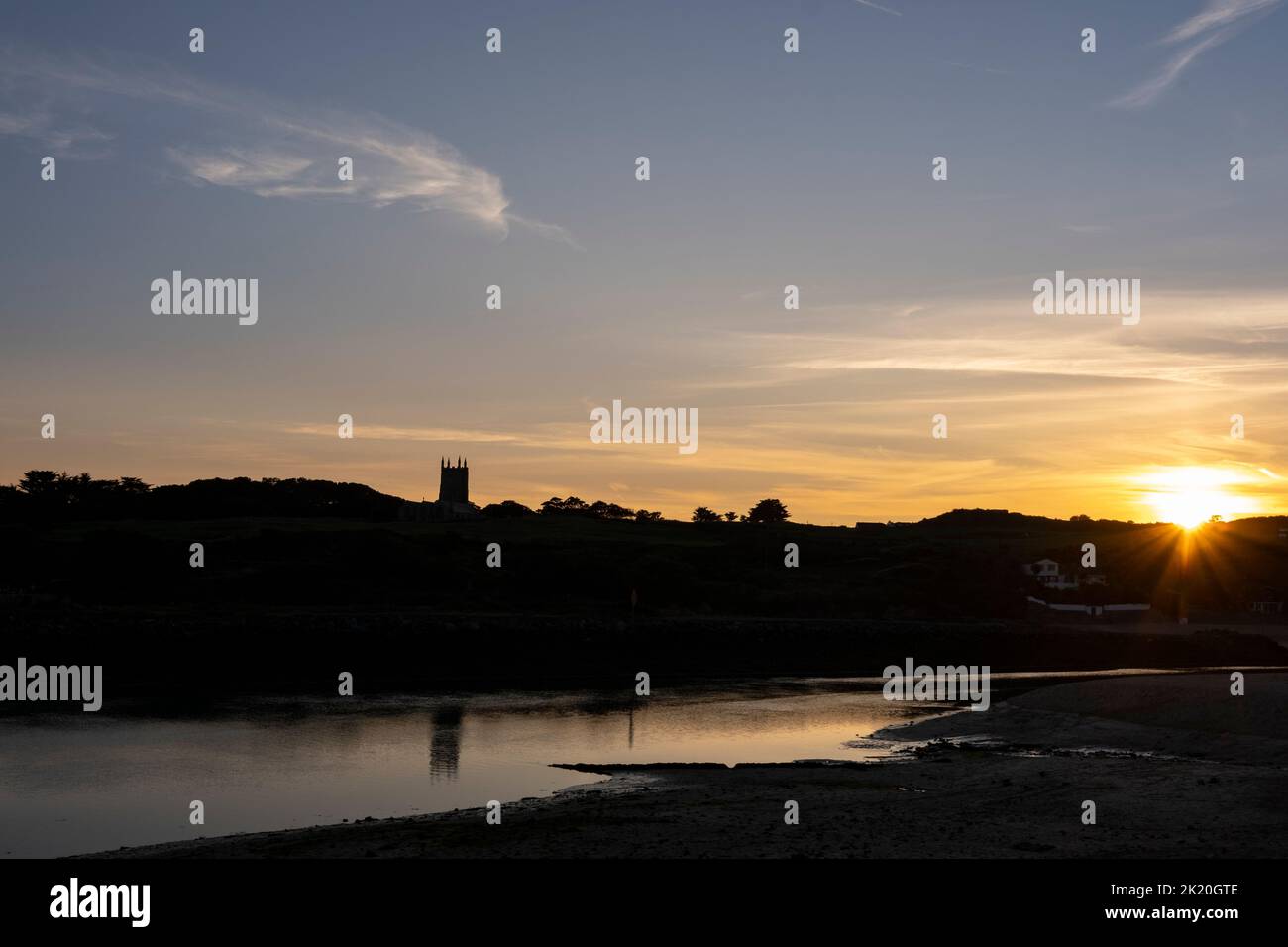 SUNSET HAYLE ESTUARY NORTH QUAY LOOKING ACROOS TO LELANT CHURCH Stock ...