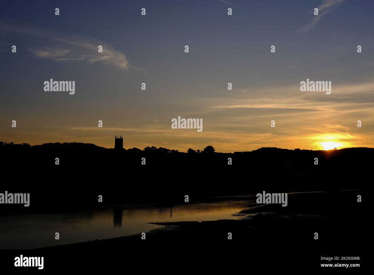 SUNSET HAYLE ESTUARY NORTH QUAY LOOKING ACROOS TO LELANT CHURCH Stock ...