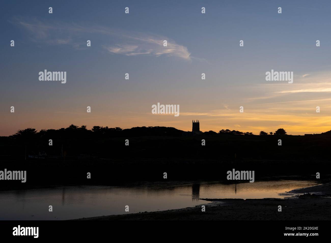 SUNSET HAYLE ESTUARY NORTH QUAY LOOKING ACROOS TO LELANT CHURCH Stock ...