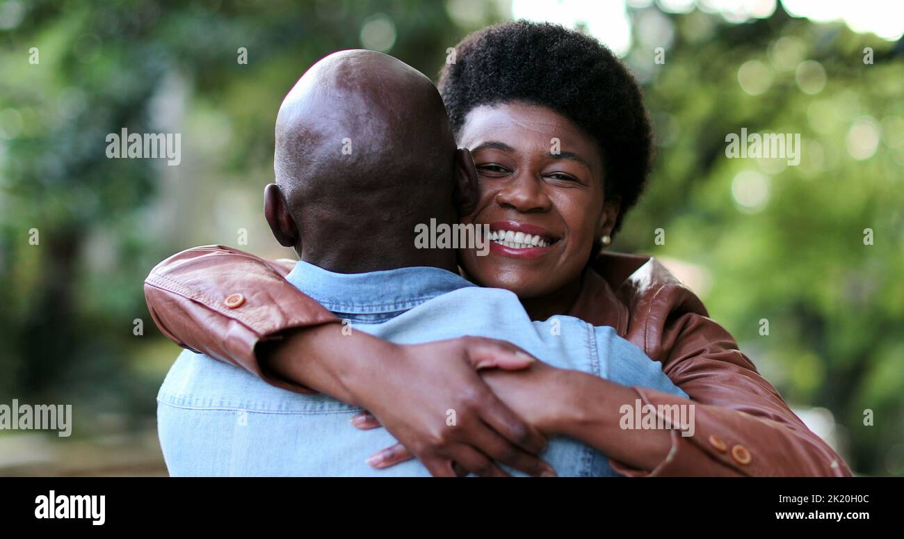 African adult couple hugging 40s hi-res stock photography and images ...