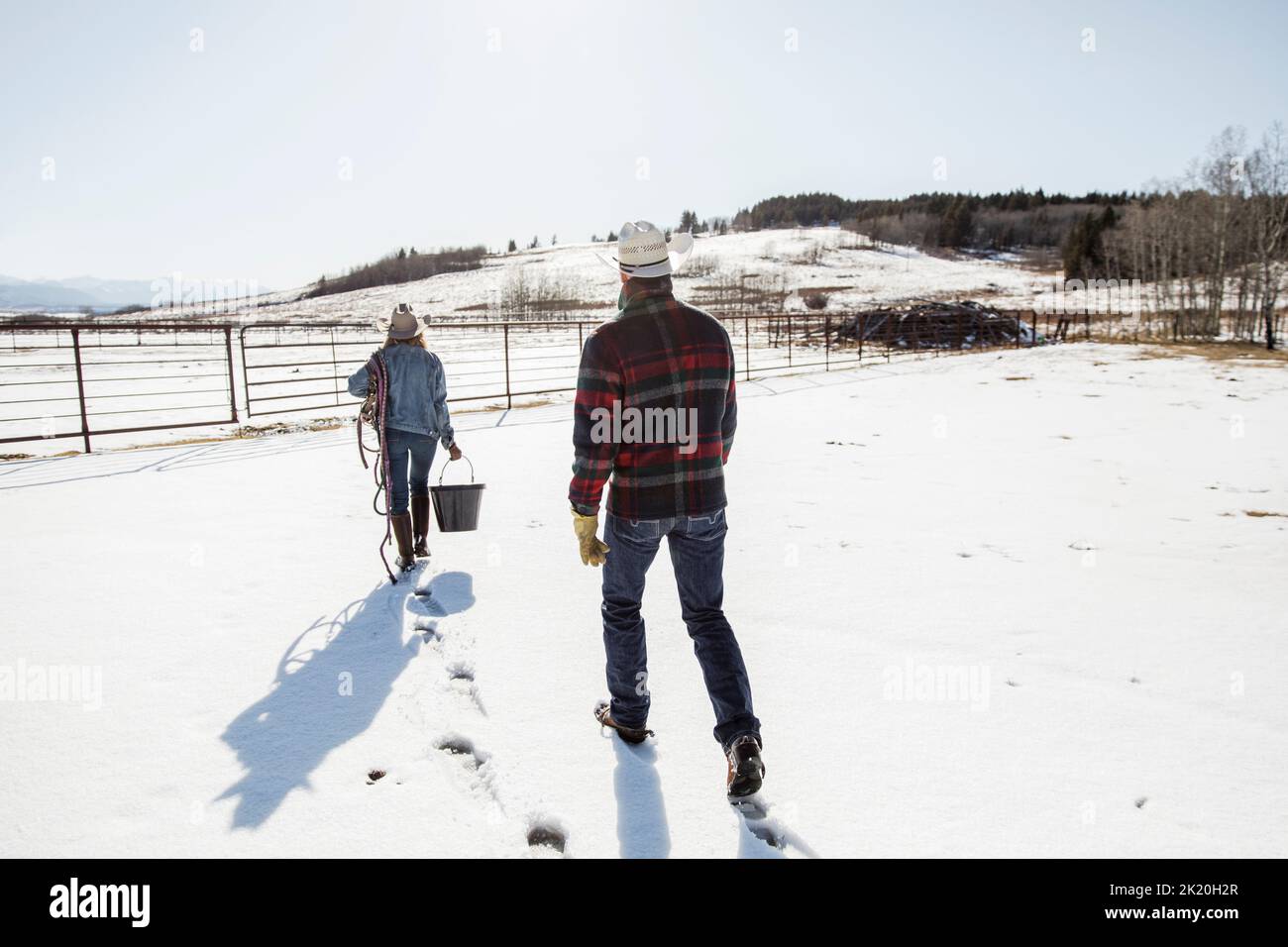 Man in cowboy hat walking hi-res stock photography and images - Alamy