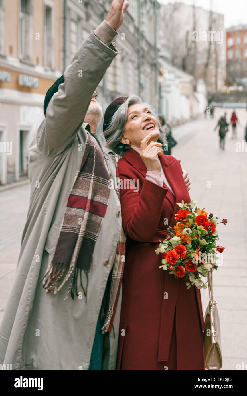 Old man woman date hi-res stock photography and images - Alamy