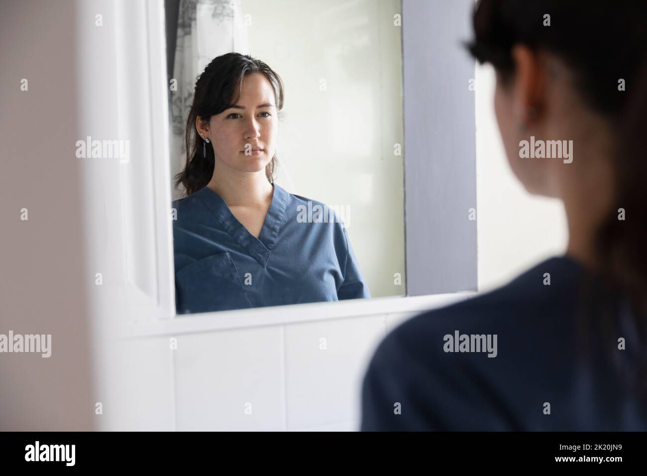 Look looking in mirror hi-res stock photography and images - Alamy
