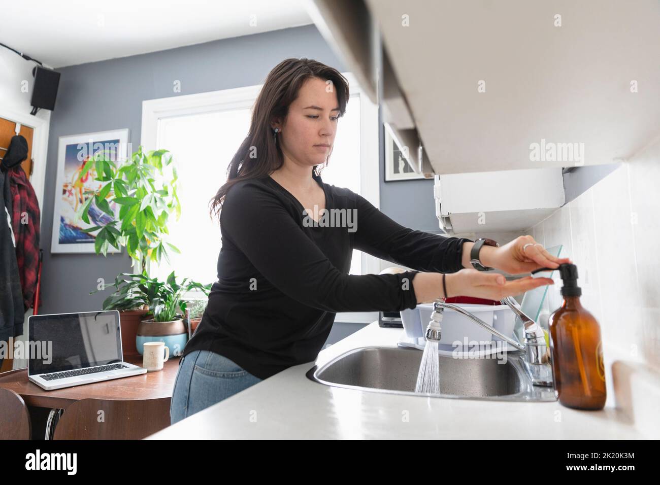 Washing hands kitchen hand wash hi-res stock photography and images - Alamy