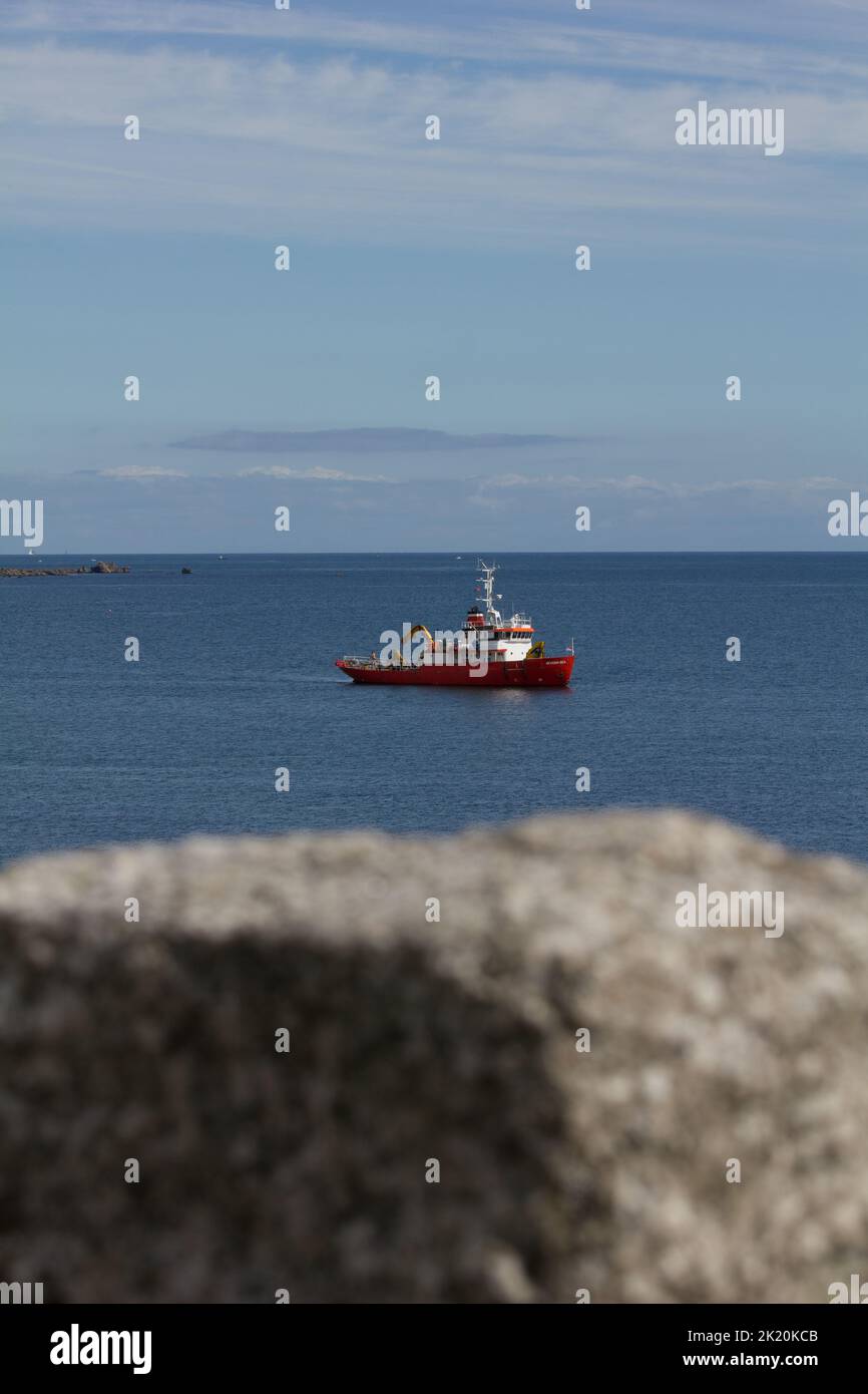 Support tug Severn Sea after towing barge with armour rocks for ...