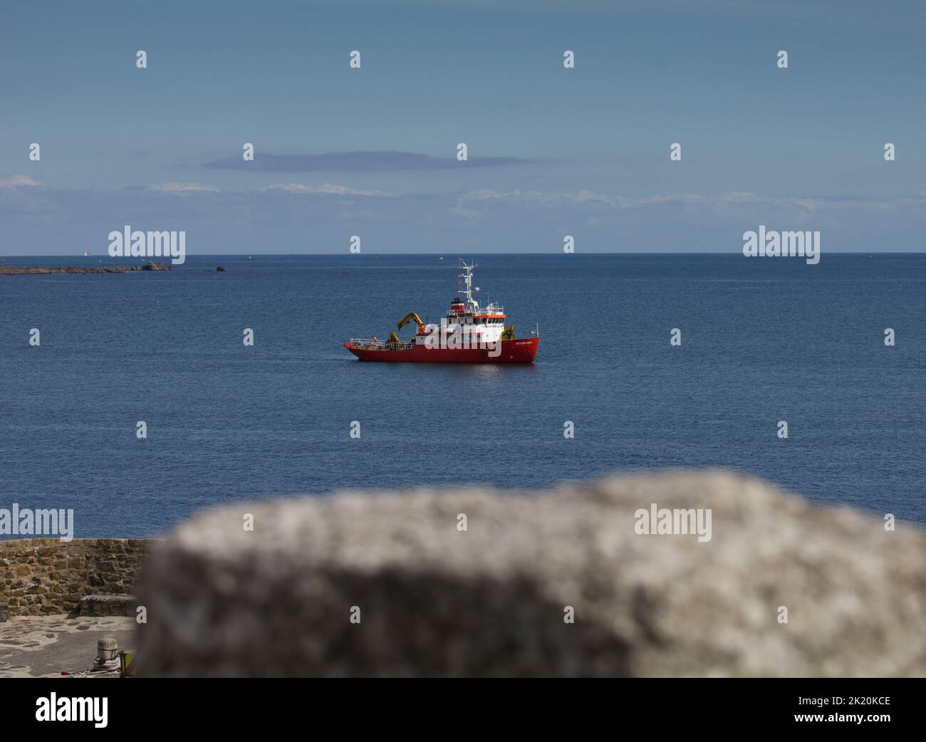 Support tug Severn Sea after towing barge with armour rocks for ...