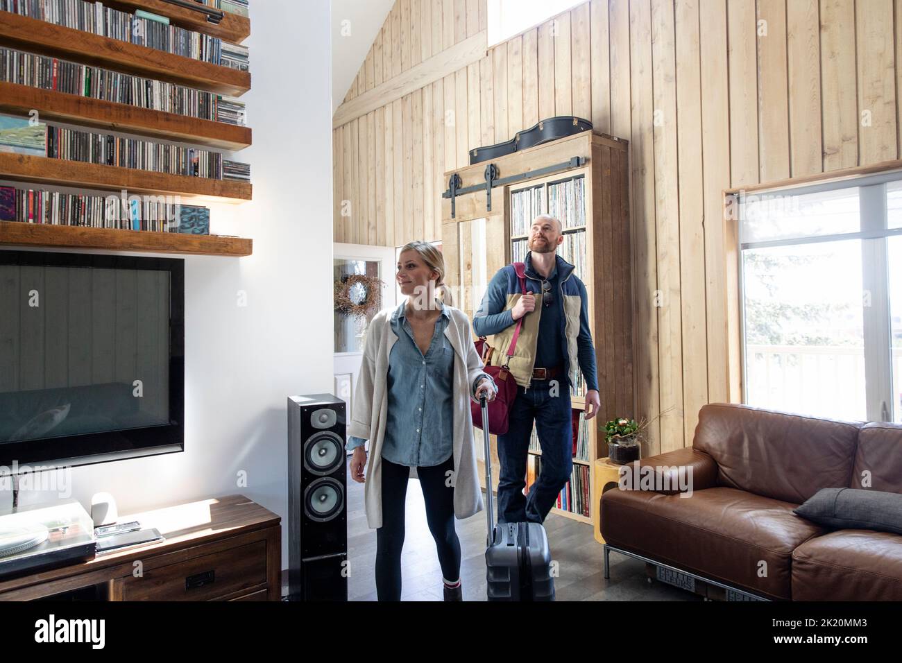 Arriving house with suitcase hi-res stock photography and images - Alamy