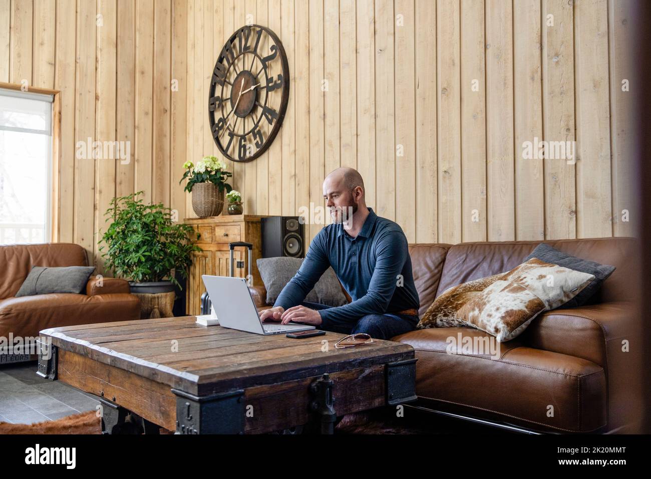 Man work laptop sofa hi-res stock photography and images - Alamy