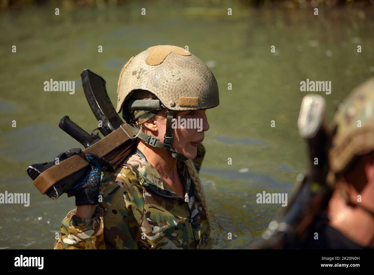 Full military experience - One day commando - running through the water ...
