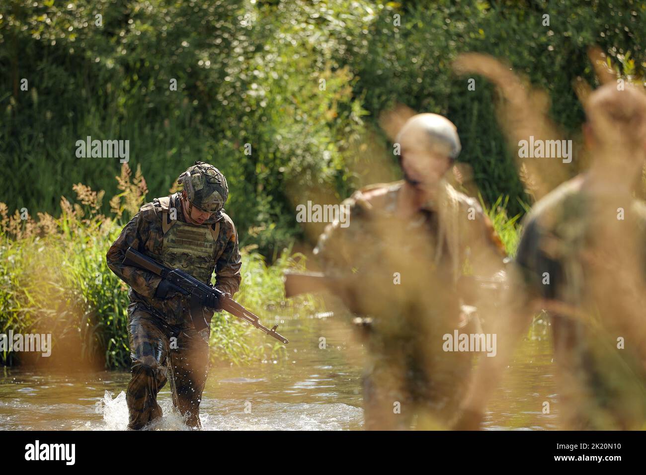 Full military experience - One day commando - running through the water ...