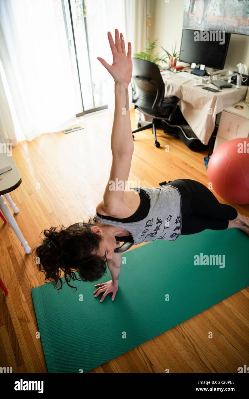 Side plank woman hi-res stock photography and images - Alamy