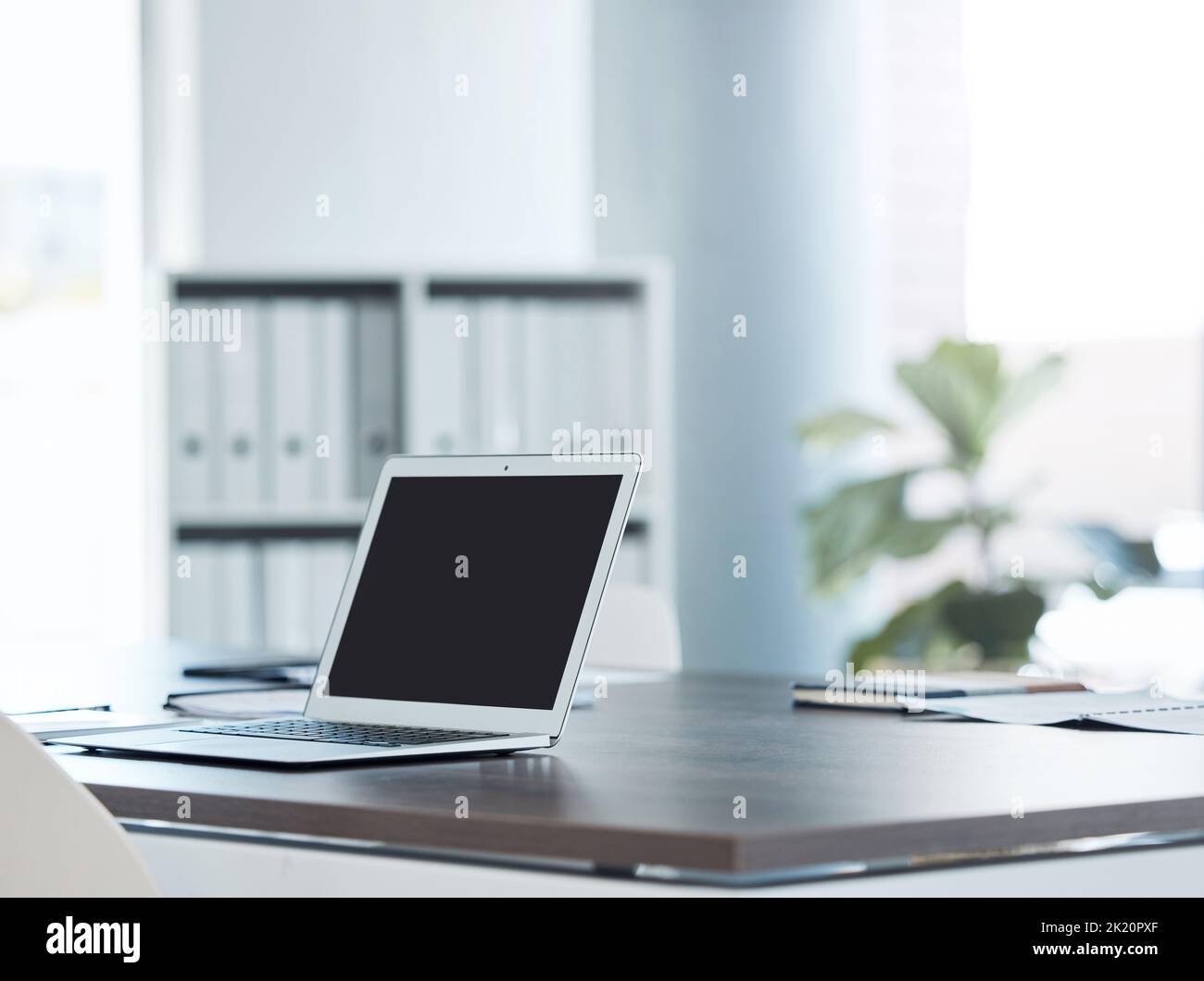 Empty office desk hi-res stock photography and images - Alamy