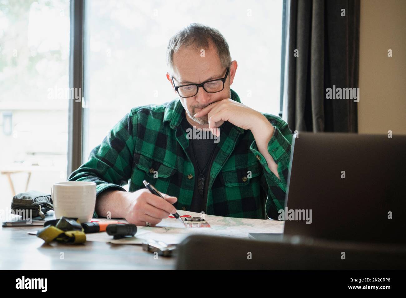 Person laptop map hi-res stock photography and images - Alamy