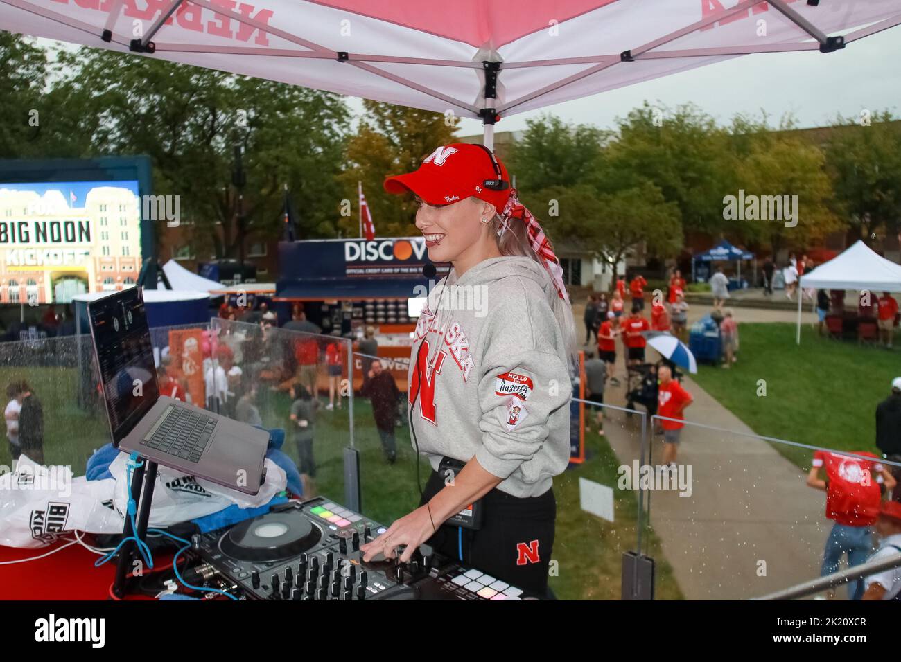 FOX Big Noon Kickoff draws in a massive crowd at Memorial Stadium ahead ...