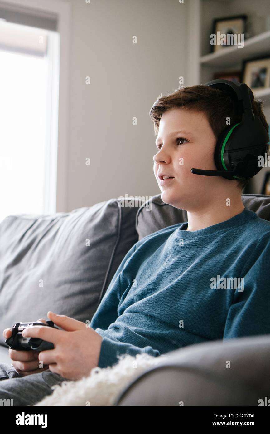 Boy with headset hi-res stock photography and images - Alamy